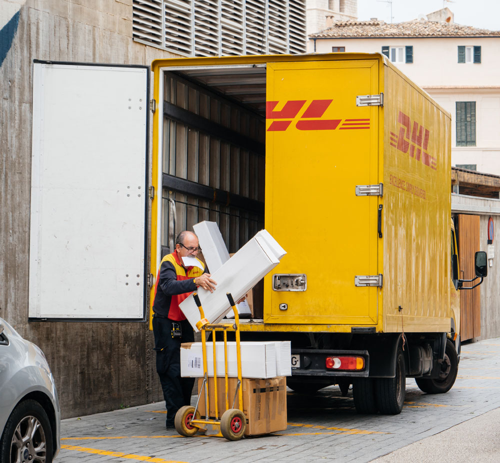 DHL: Pakete können beim Paketboten aufgegeben werden