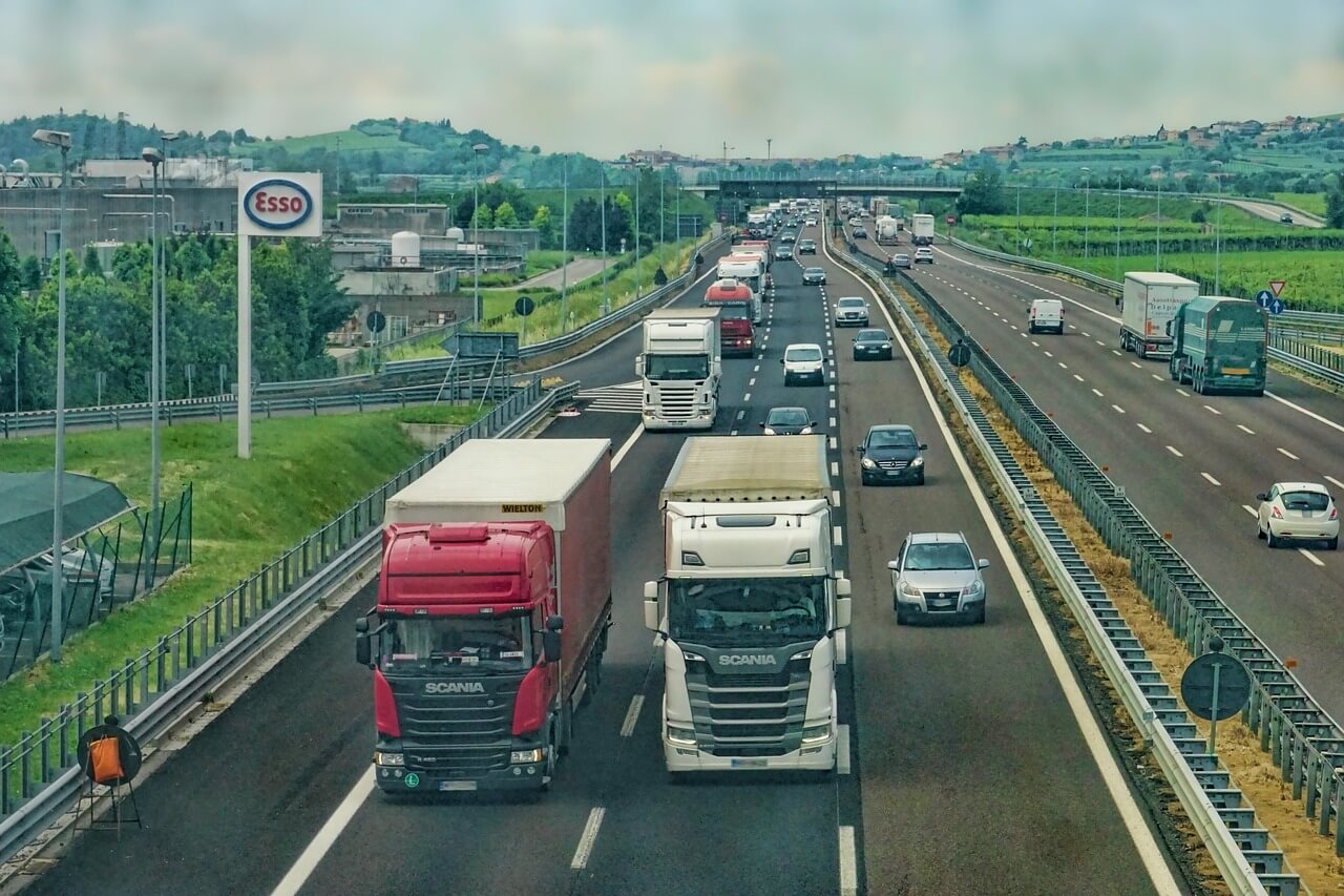 "Elektrische" Autobahn lädt LKWs während der Fahrt auf